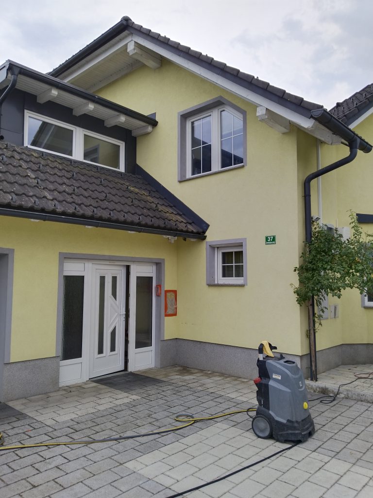 Stanovanjska hiša Ig | Čiščenje fasade CleanEffect d.o.o.